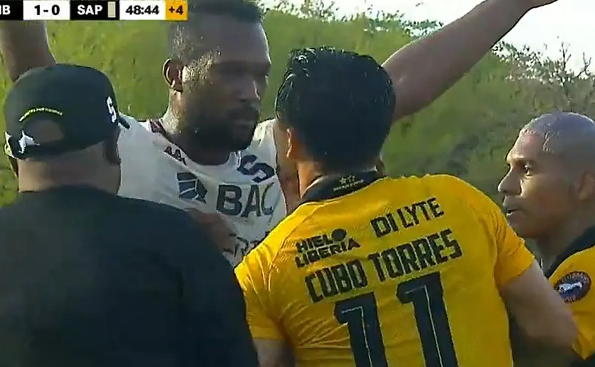 Cruce caliente: Kendall Waston y Cubo Torres perdieron los estribos en ...